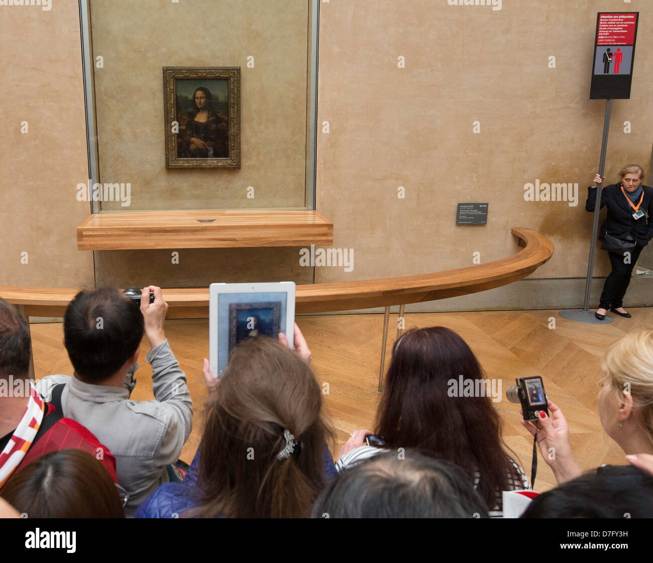 Regardant la Joconde au Musée du Louvre, Paris, France Photo Stock - Alamy