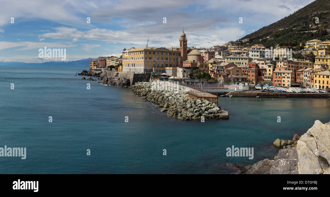 Vue panoramique sur le port de Gênes, un ancien village de pêcheurs ...