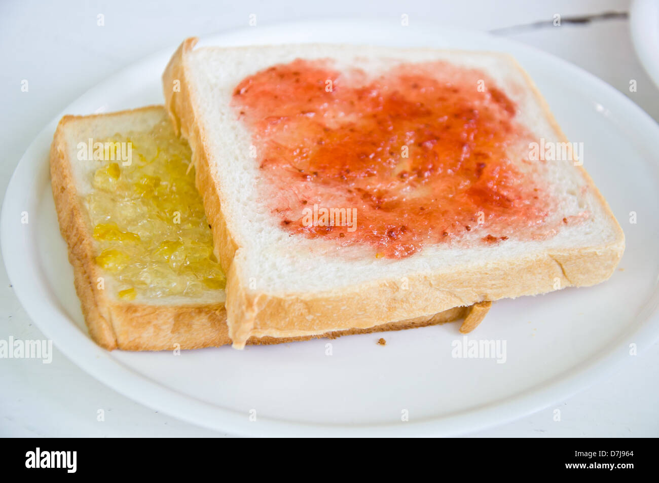 Du pain avec de la confiture de fraise pour des repas Petit déjeuner Photo Stock - Alamy