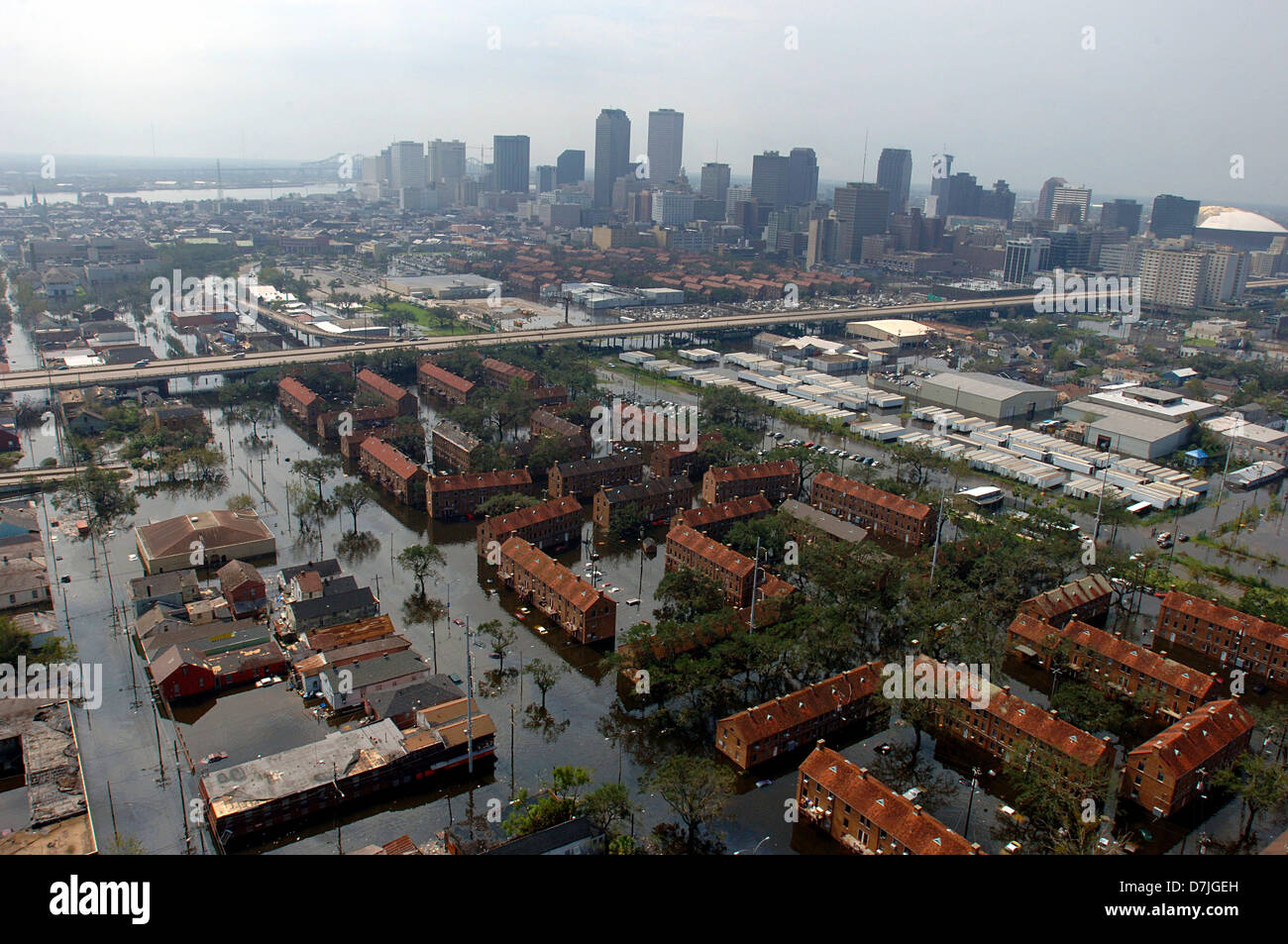 Vue aérienne de l'inondation massive et la destruction causées par l ...