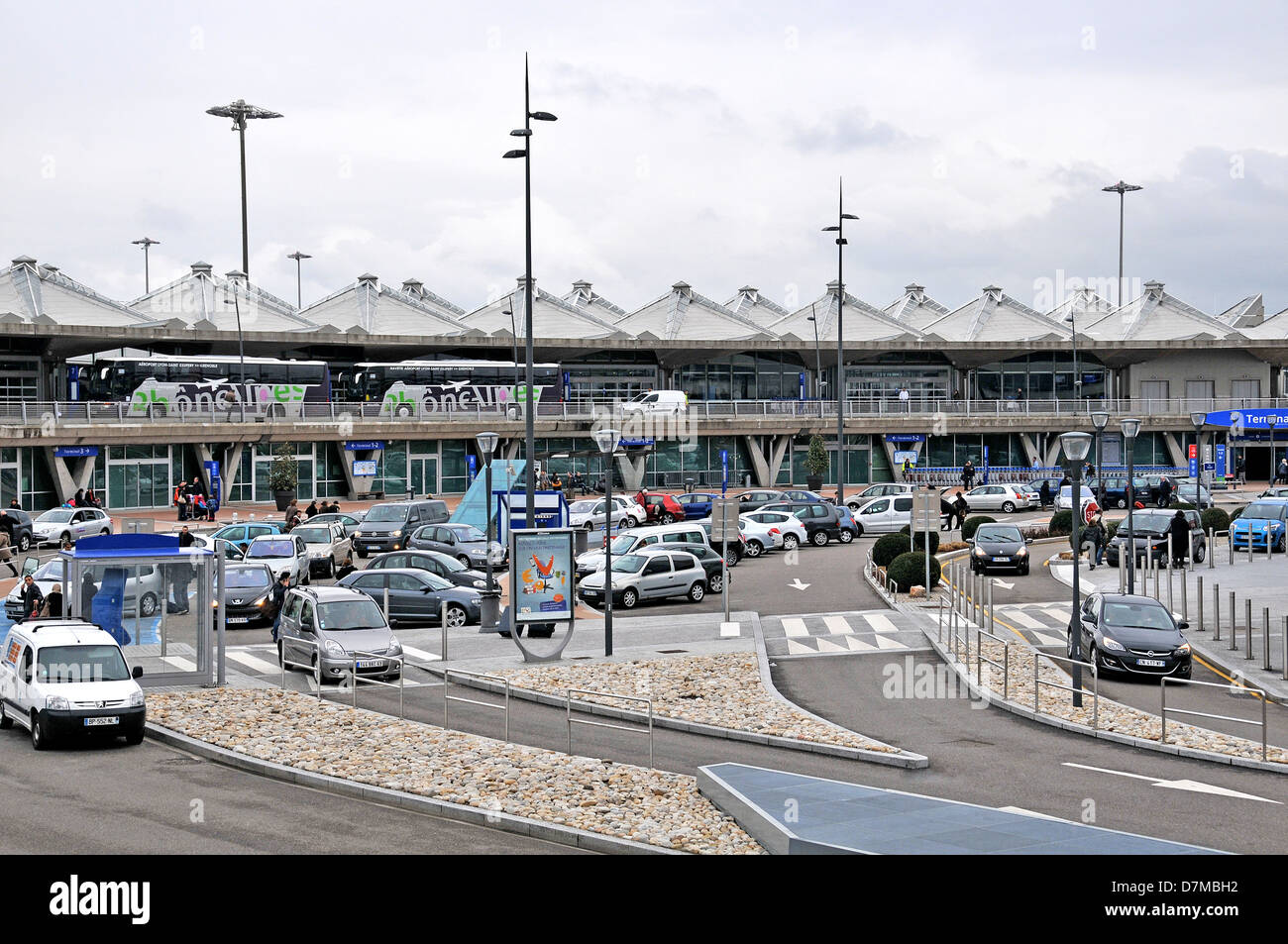 L'aéroport international Lyon-Saint-Exupéry Satolas terminal 3 Rhône ...