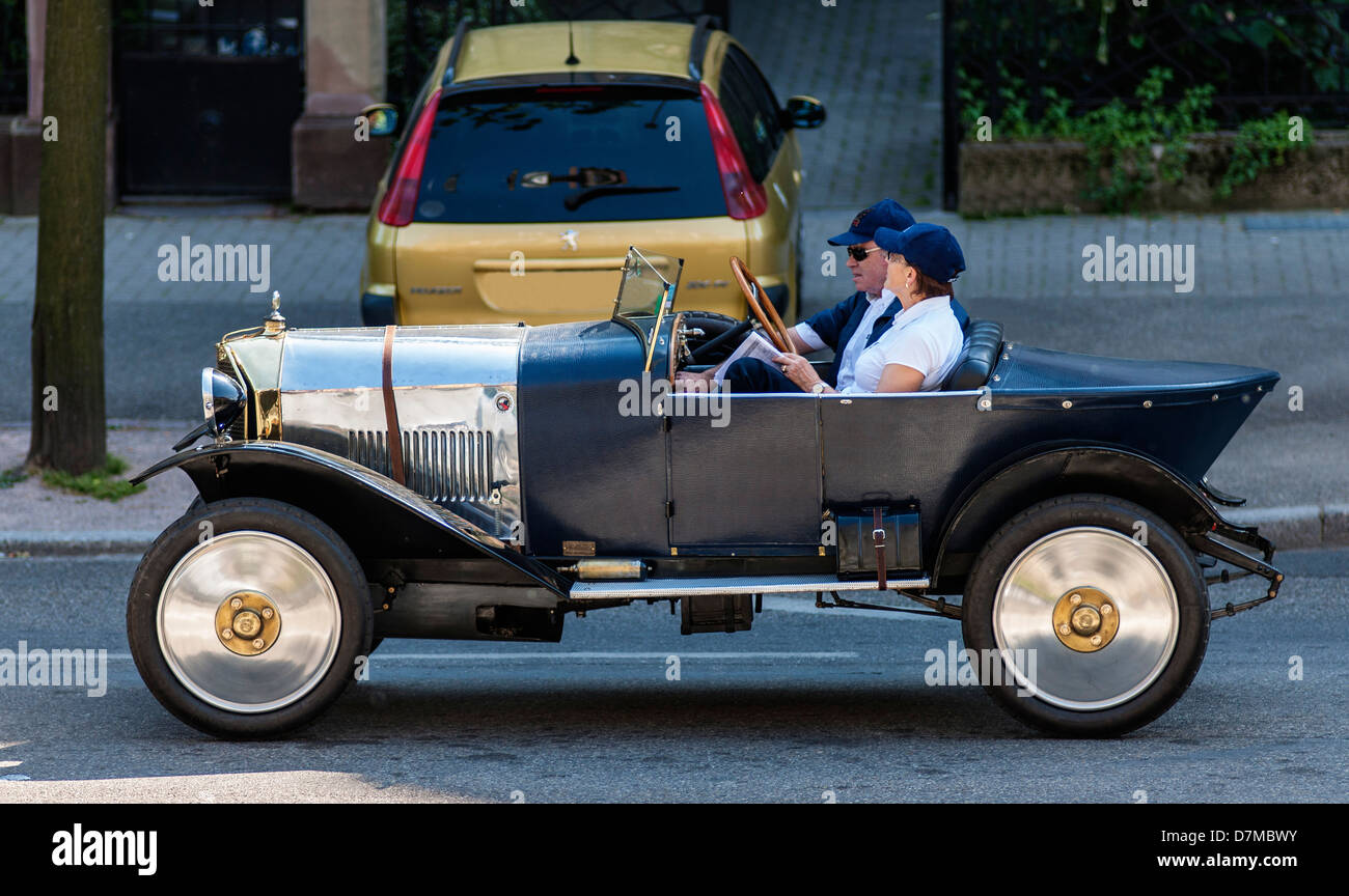 La conduite d'un couple 1924 Mathis convertible Sport torpille 'DPS ...