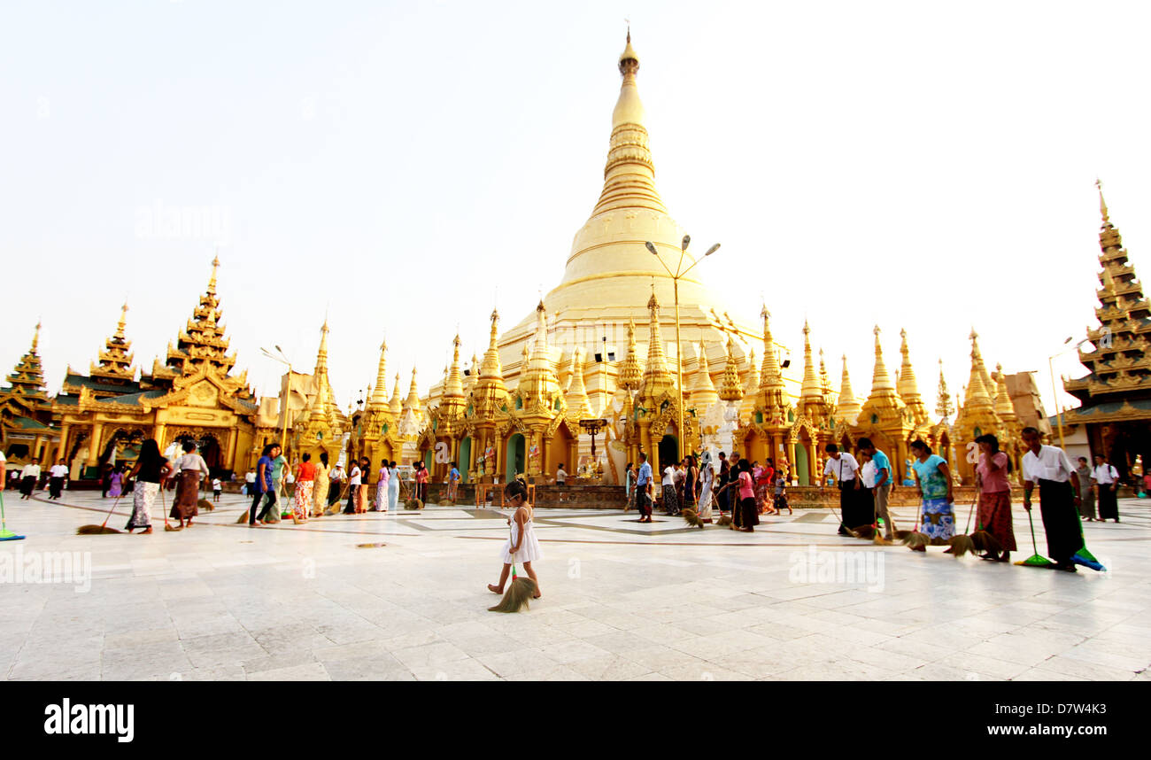 Une équipe de bénévoles de balayer le plancher de Shwe Dagon à Yangon ...