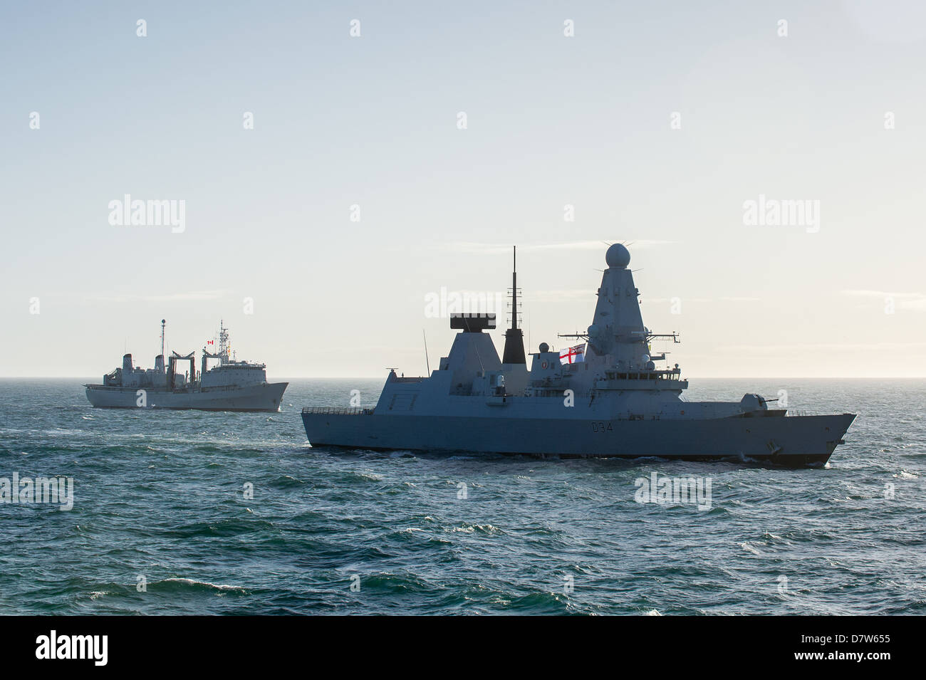 Type 45 destroyer HMS Diamond en mer avec le navire auxiliaire ...