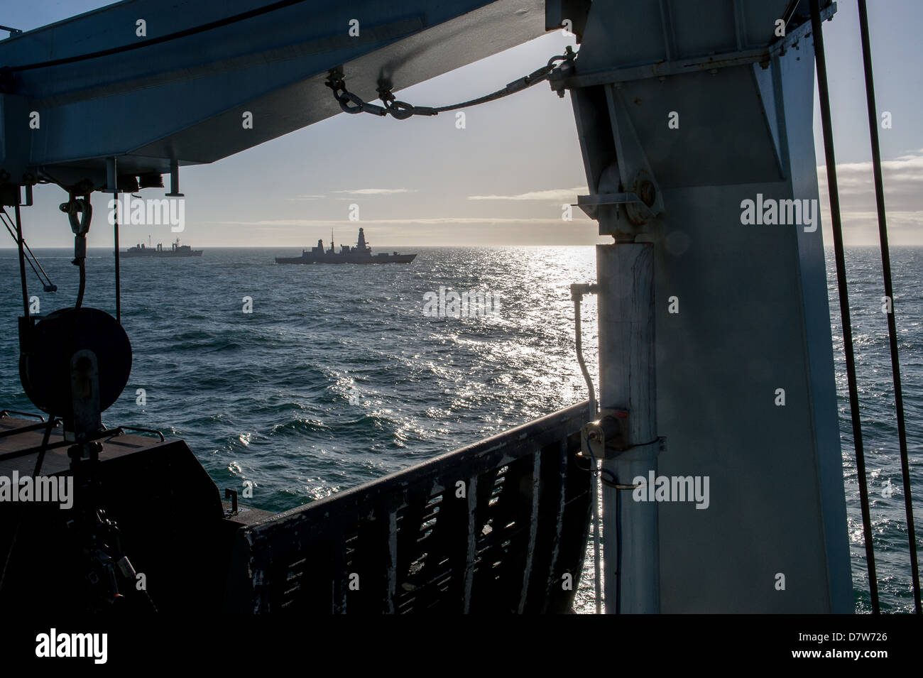Le NCSM Preserver (à gauche) et le HMS Diamond (droite) en mer à l ...