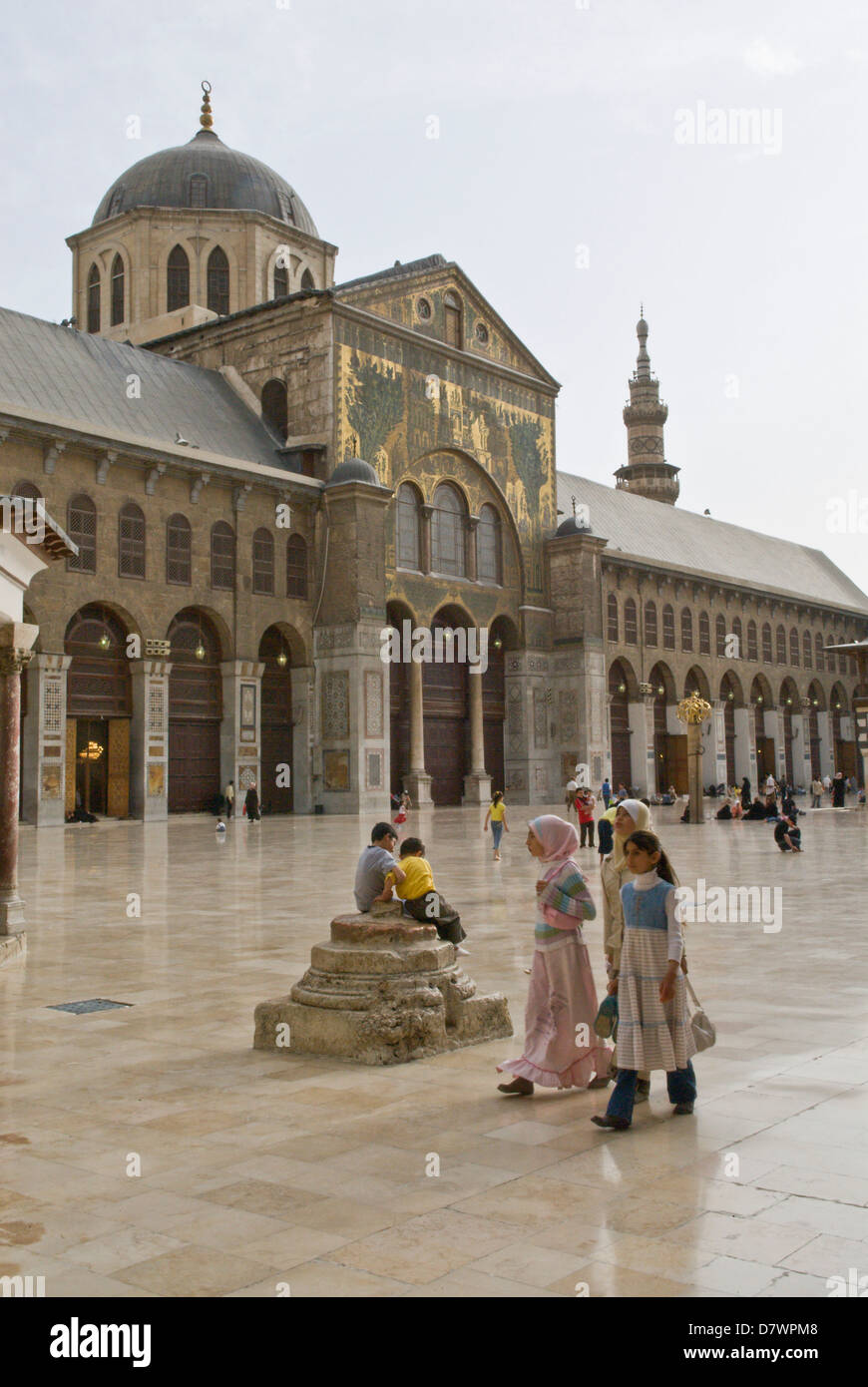 Damas, Syrie. Les familles syriennes dans la cour de la Grande Mosquée ...