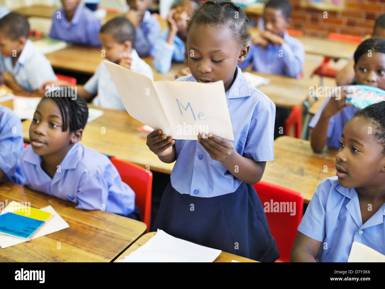 Rapport de lecture de l'enfant en classe Banque de photographies et d ...