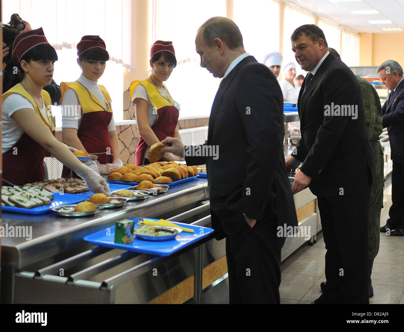 Premier ministre de la Russie Vladimir Poutine à la cantine militaire ...