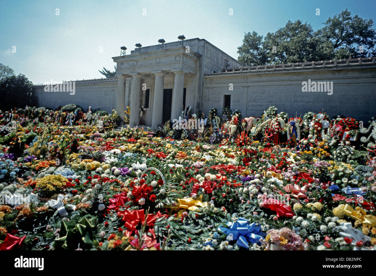 Flowers elvis presley funeral 18th Banque de photographies et d’images ...