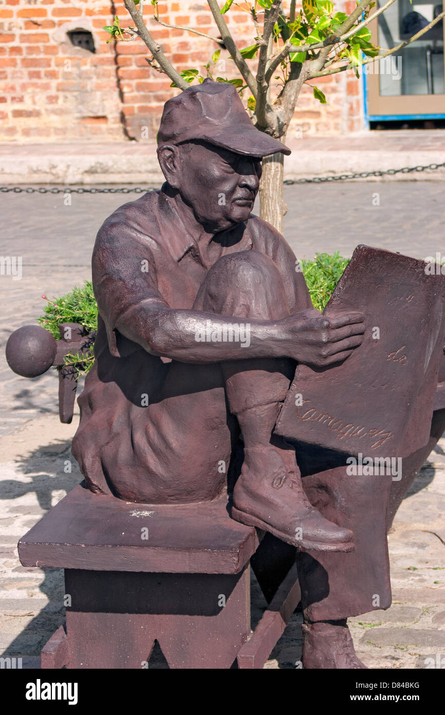 Man on bench bronze sculpture Banque de photographies et d’images à ...