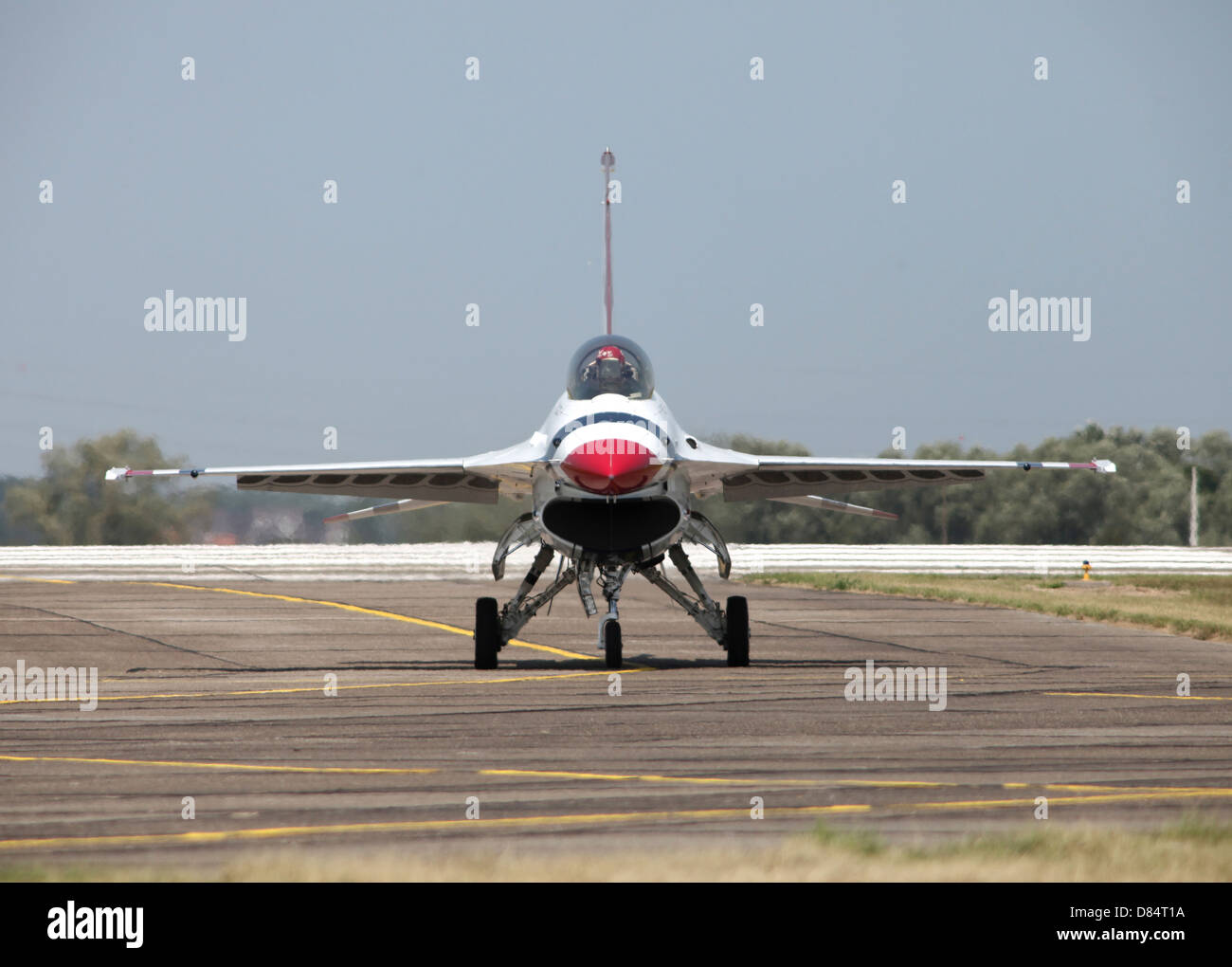 Un U.S. Air Force F-16 jet taxiing Thunderbird sur la ligne de vol à la ...