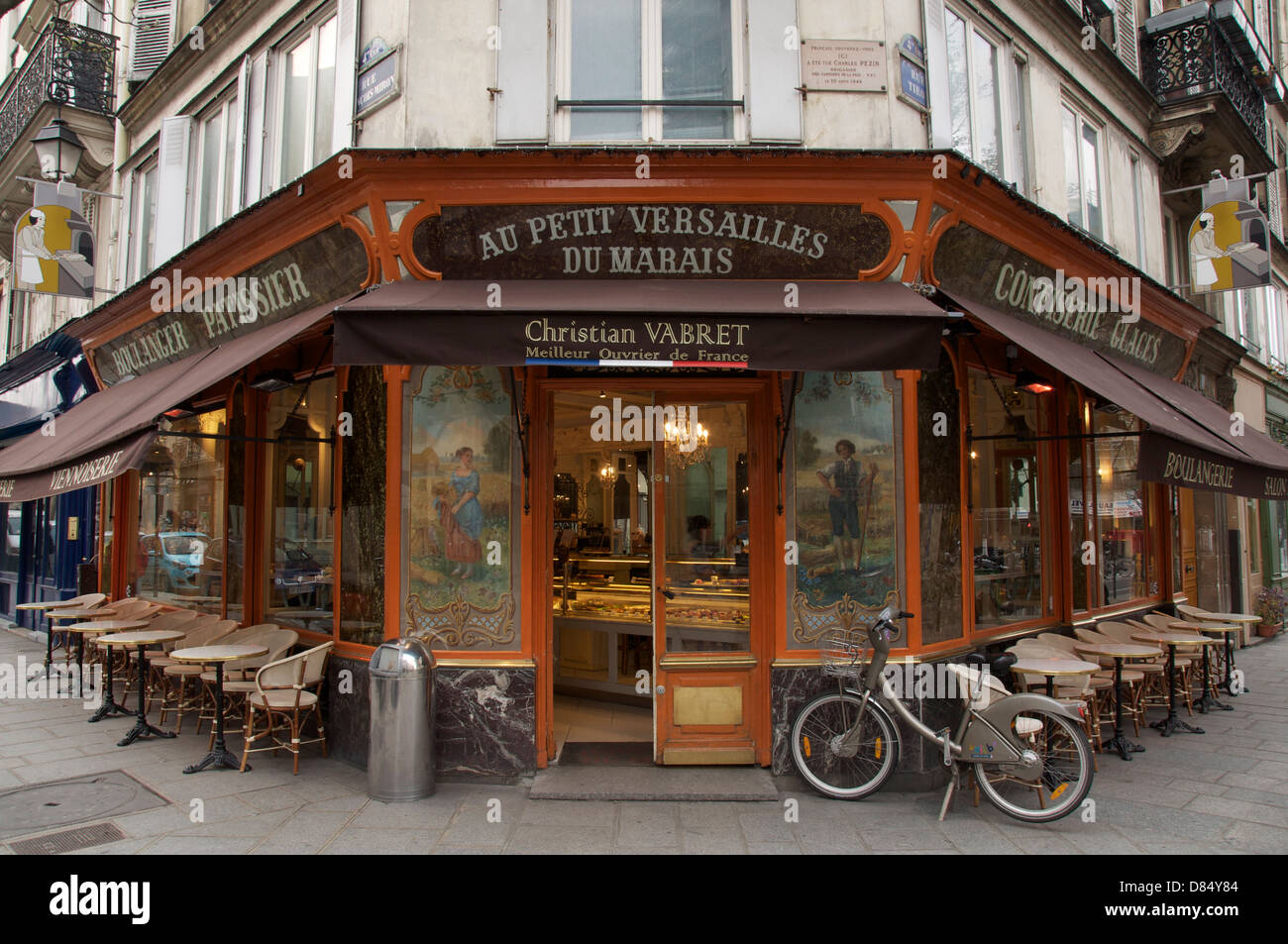 "Au Petit Versailles du Marais", un café élégant et pourvoyeur de pain ...