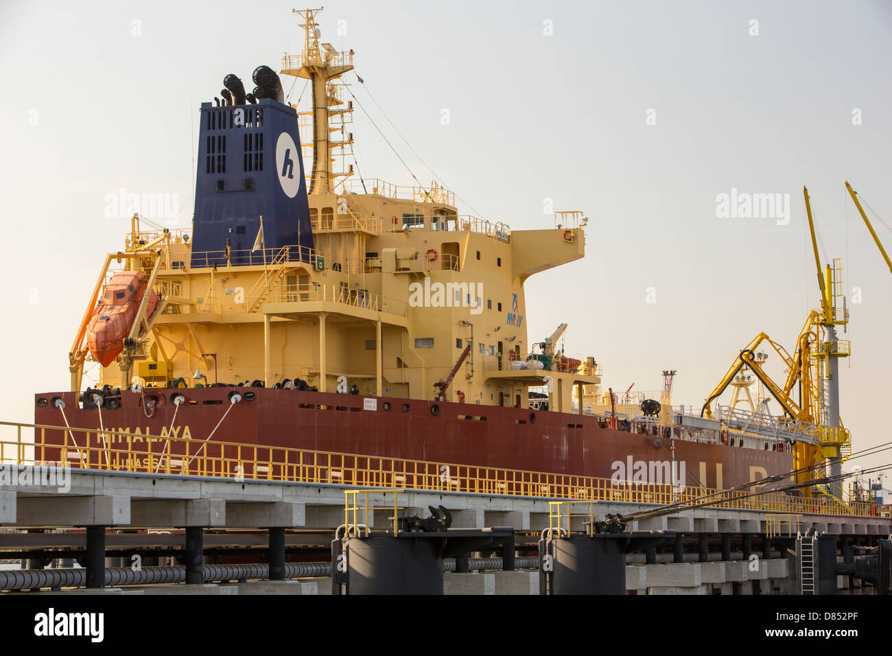 Un pétrolier de déchargement dans un terminal pétrolier à Amsterdam ...