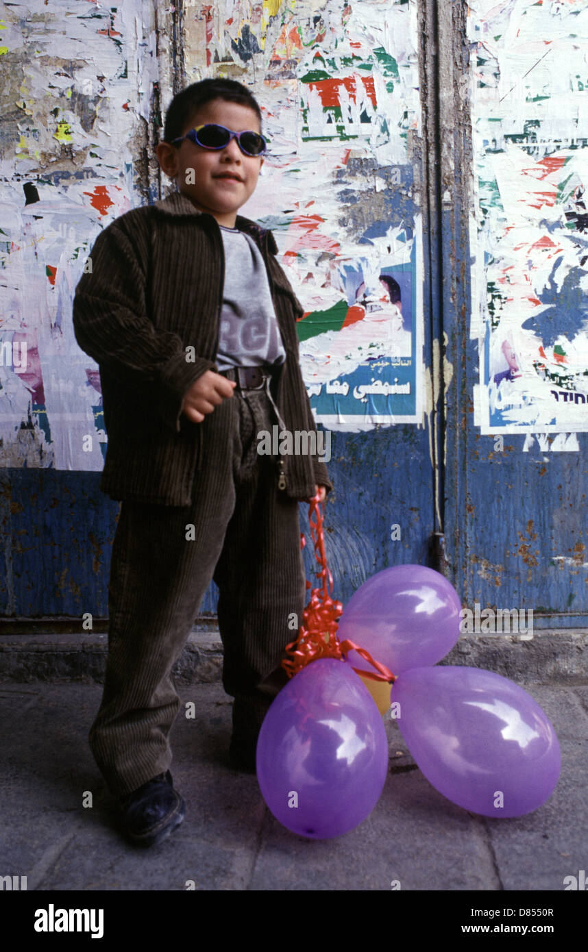 Jeune garçon arabe au vieux marché à Akko ou Acre ville du nord d ...