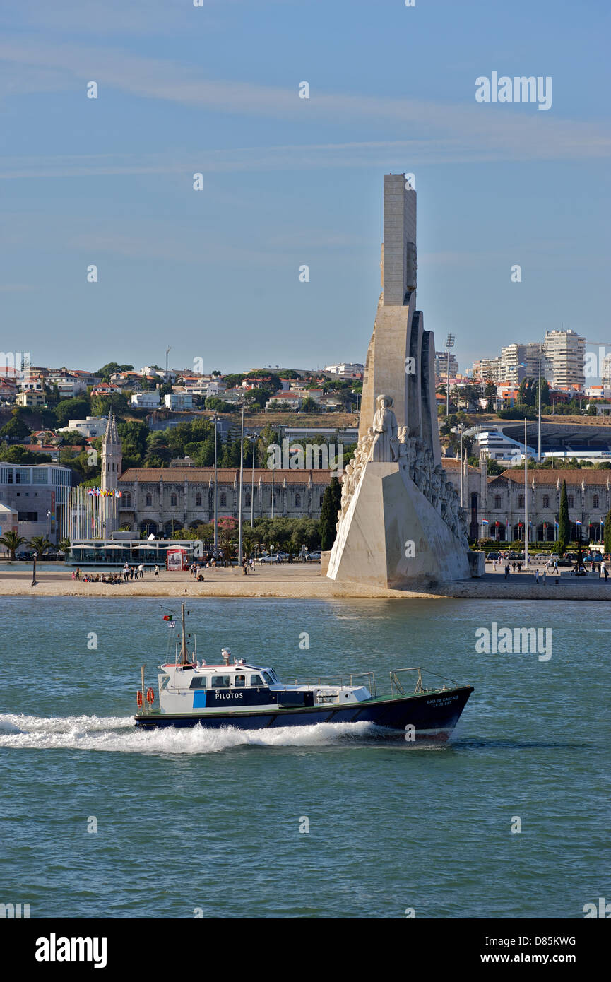 Monument des Découvertes sur le front de fleuve Tage, prise d'un navire ...