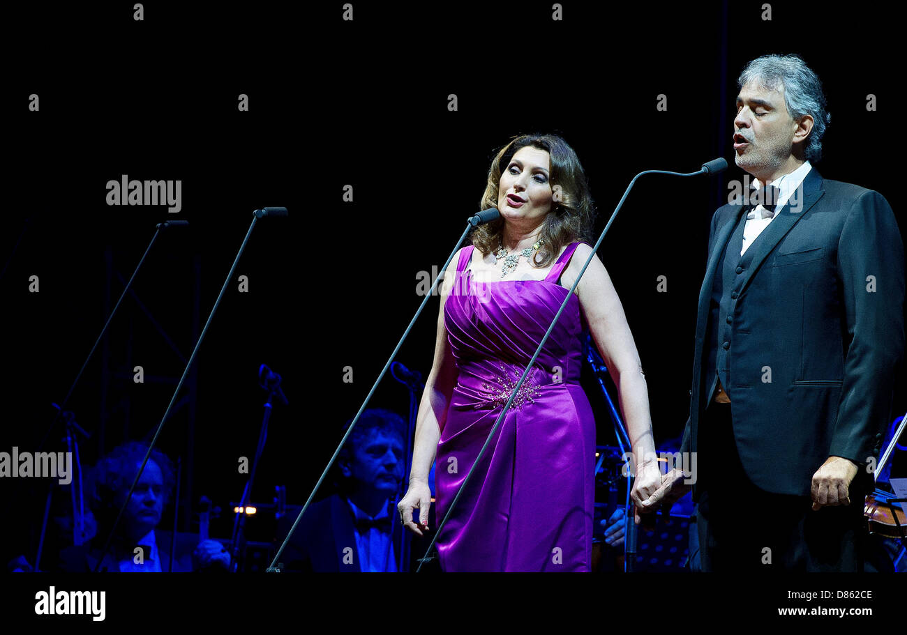 Le chanteur italien Andrea Bocelli (droite) se produit avec la chanteuse soprano italienne Paola ...