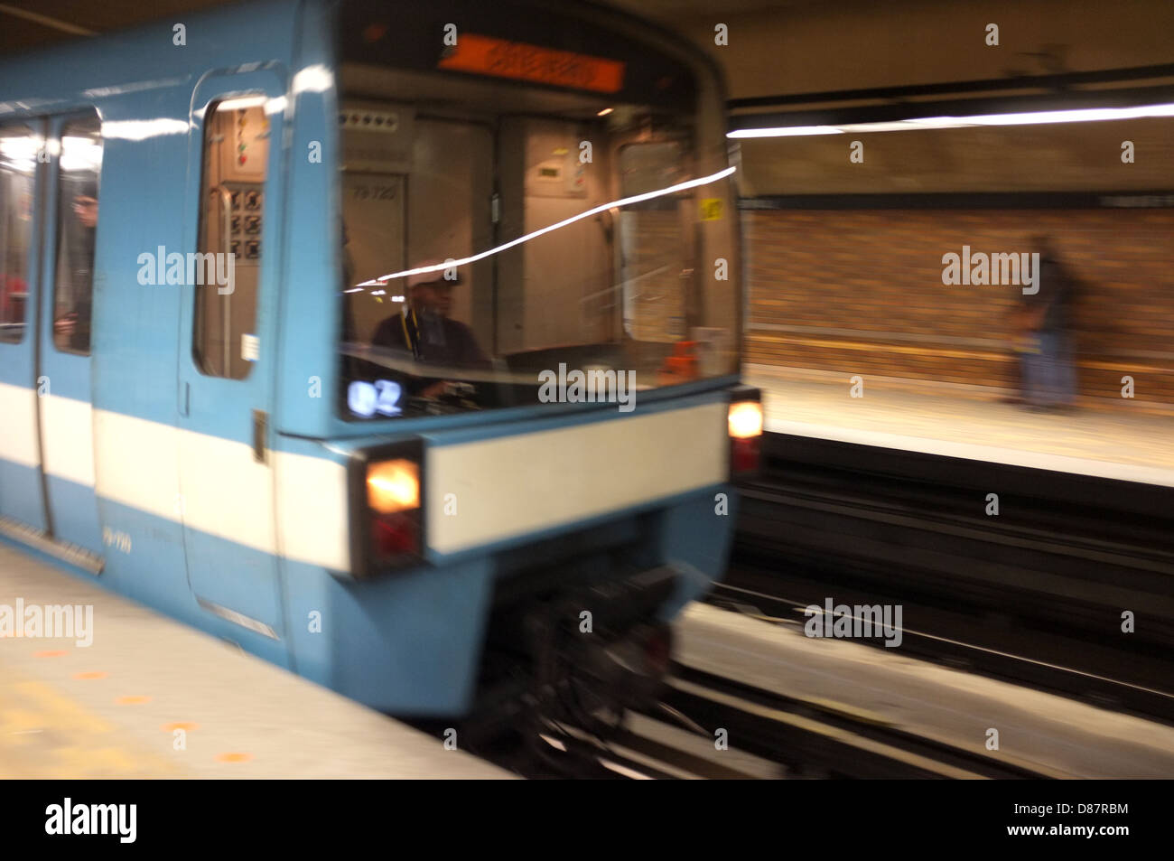 Un train de métro Métro de Montréal en mouvement, à Montréal, Québec ...