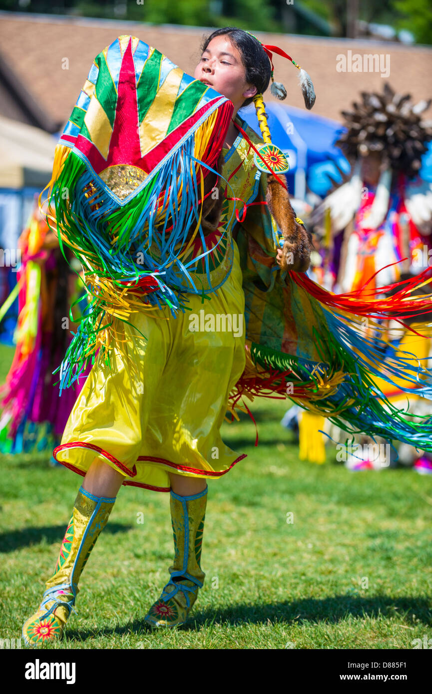 Une femme indienne autochtone prend part à la Mariposa 20e Pow-wow ...