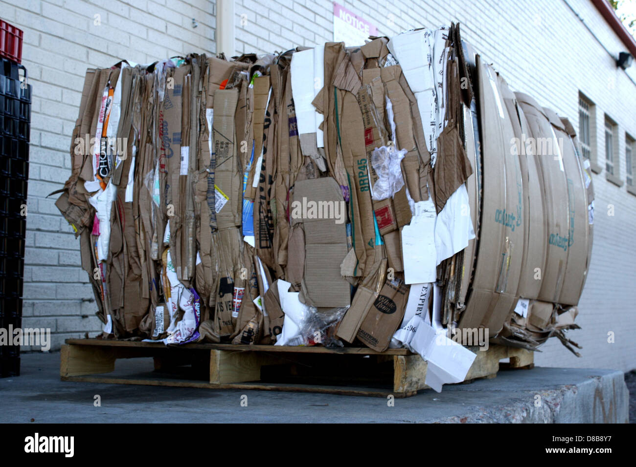 Balle de carton comprimé, souvent utilisée pour le recyclage ou l ...