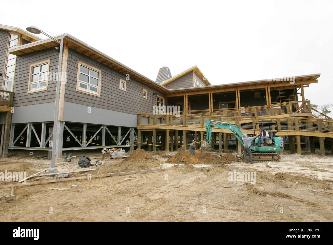 Un véhicule de construction est vu travailler autour d'une maison ...