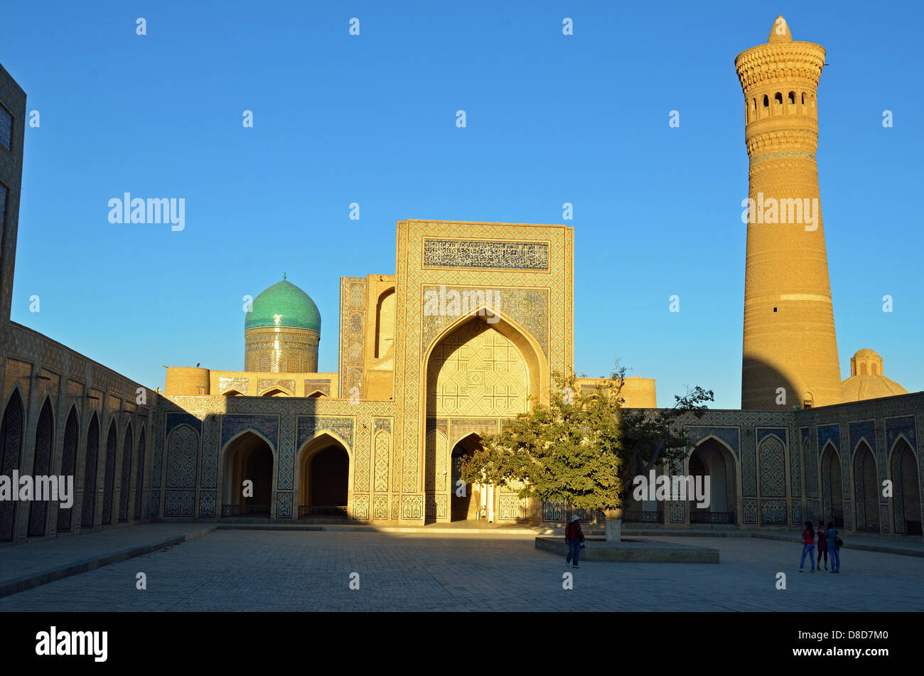 Minaret et dôme en mosaïque bleue Banque de photographies et d’images à haute résolution - Alamy