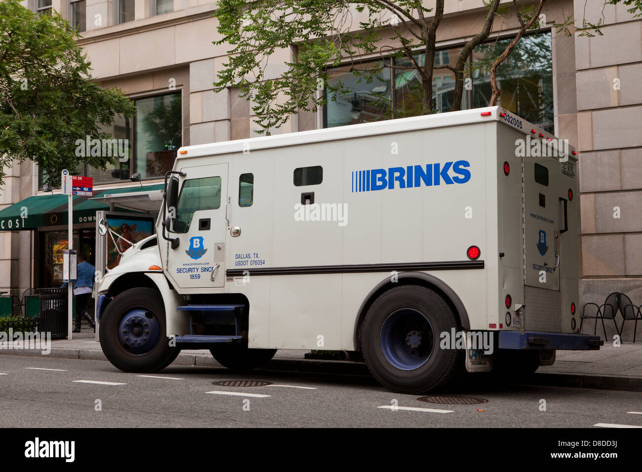Brinks truck Banque de photographies et d’images à haute résolution - Alamy