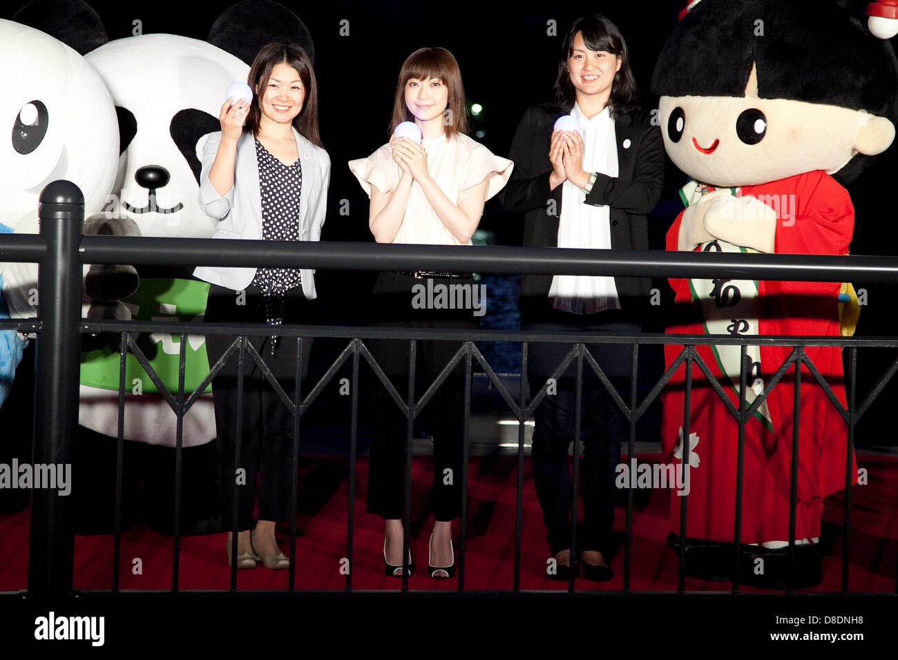 Tokyo, Japon. 26 mai, 2013. - (G à D) L'athlète Paralympienne Mami Sato ...