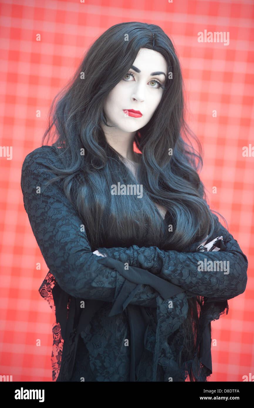 Londres, Royaume-Uni - 26 mai 2013 : Laura Benson habillé en Morticia ...