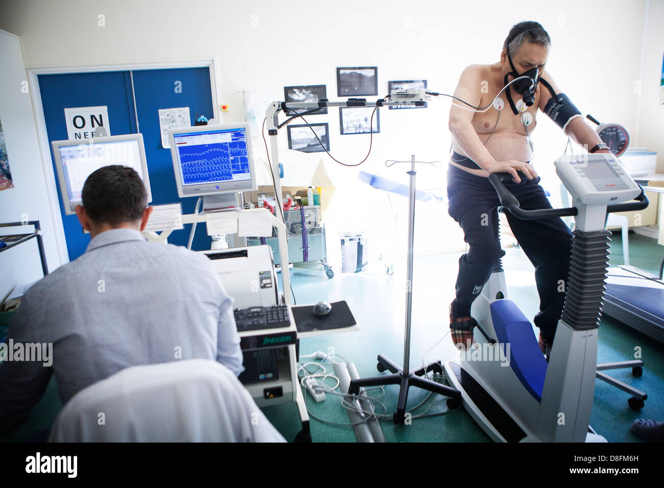TEST D'EFFORT, d'une personne âgée Photo Stock - Alamy