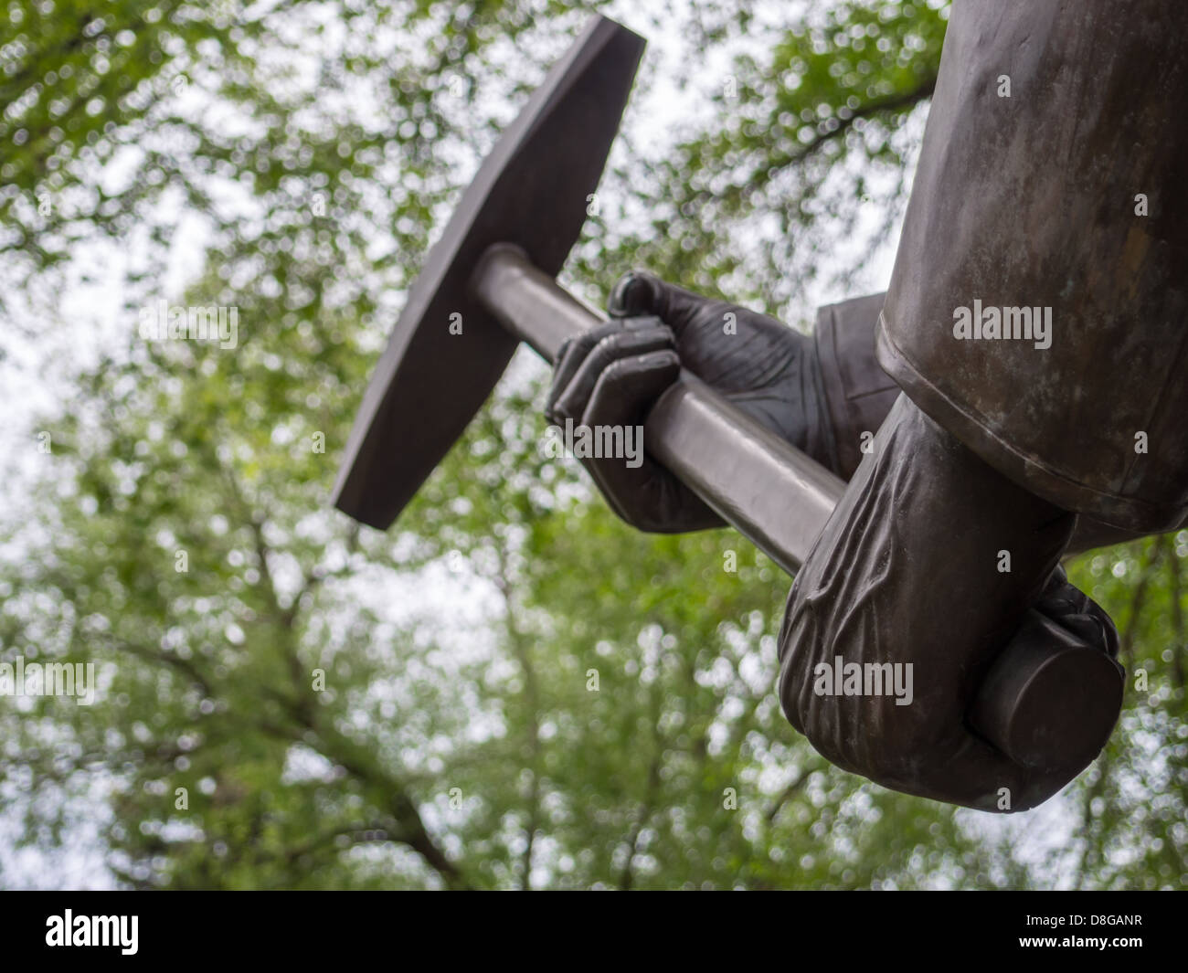 Gros plan d'une statue. Mains tenant un marteau en se concentrant sur ...
