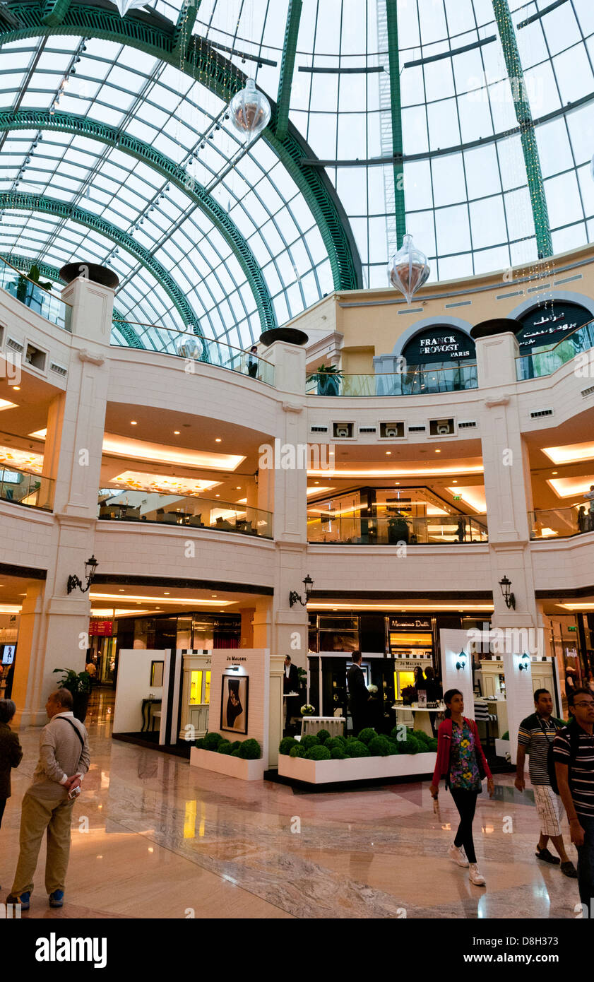 Shoppers dans de grands centre commercial Mall of the Emirates à Dubaï ...
