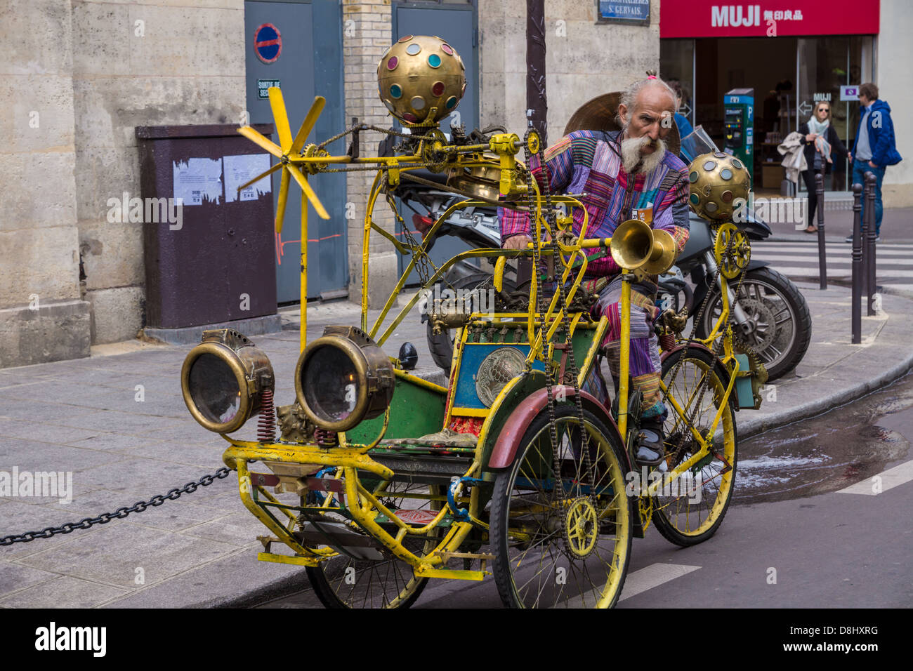 Paris, France. Un homme pousse un étrange pousse-pousse à travers les ...