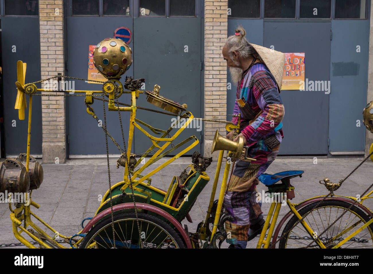 Paris, France. Un homme pousse un étrange pousse-pousse à travers les ...