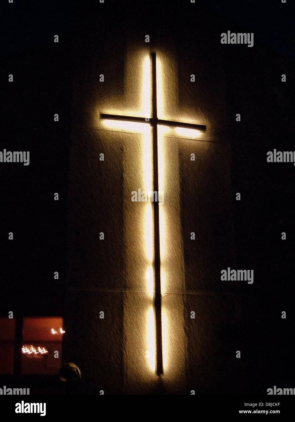 Une simple croix lumineuse, illuminée et symbolisant des thèmes ...