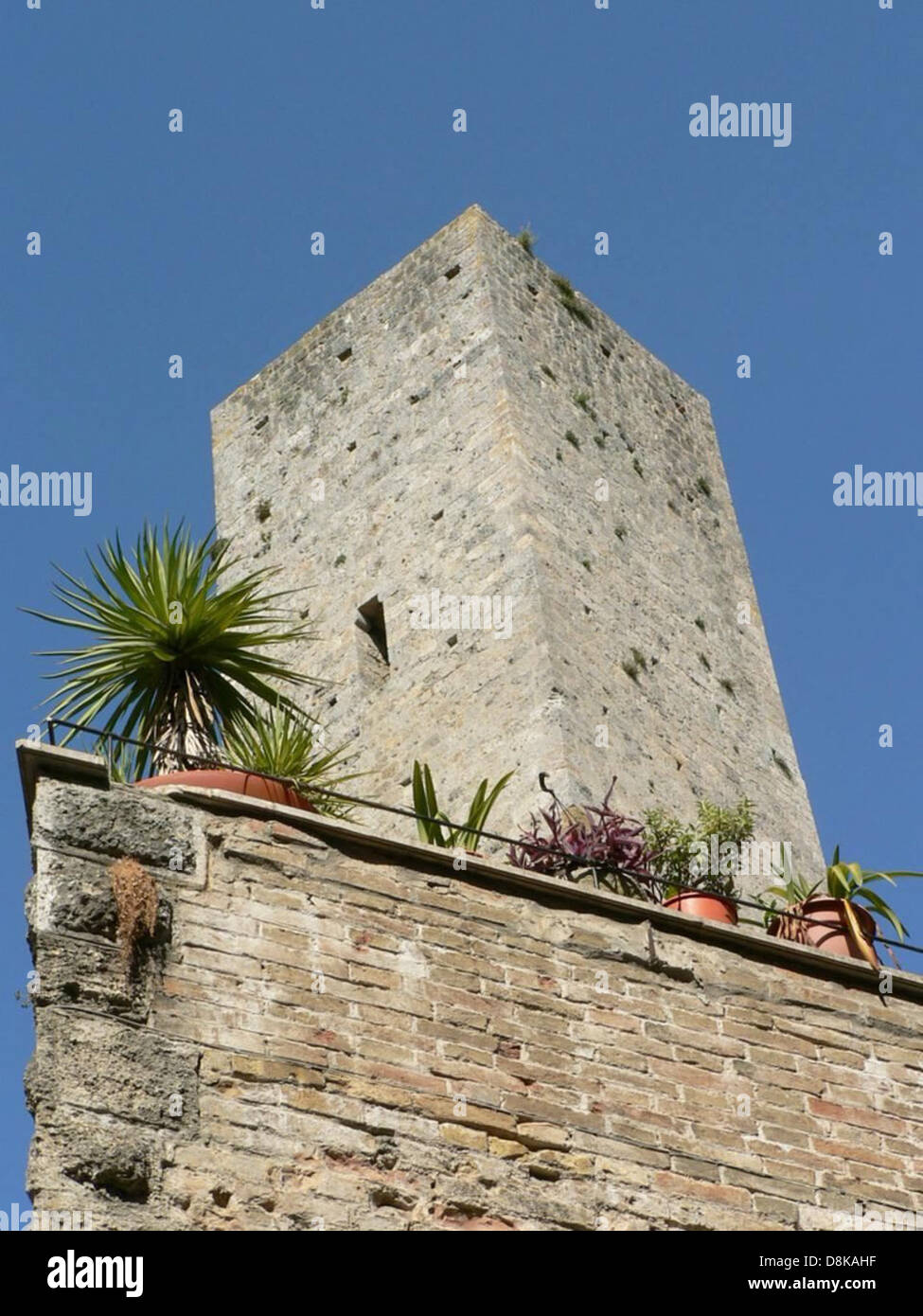 Une tour de pierre dans un village est une structure traditionnelle ...
