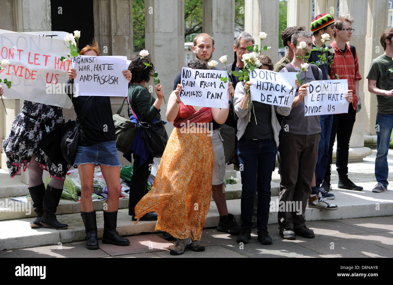 Membres du mouvement de la Rose blanche un groupe antifasciste dépose ...