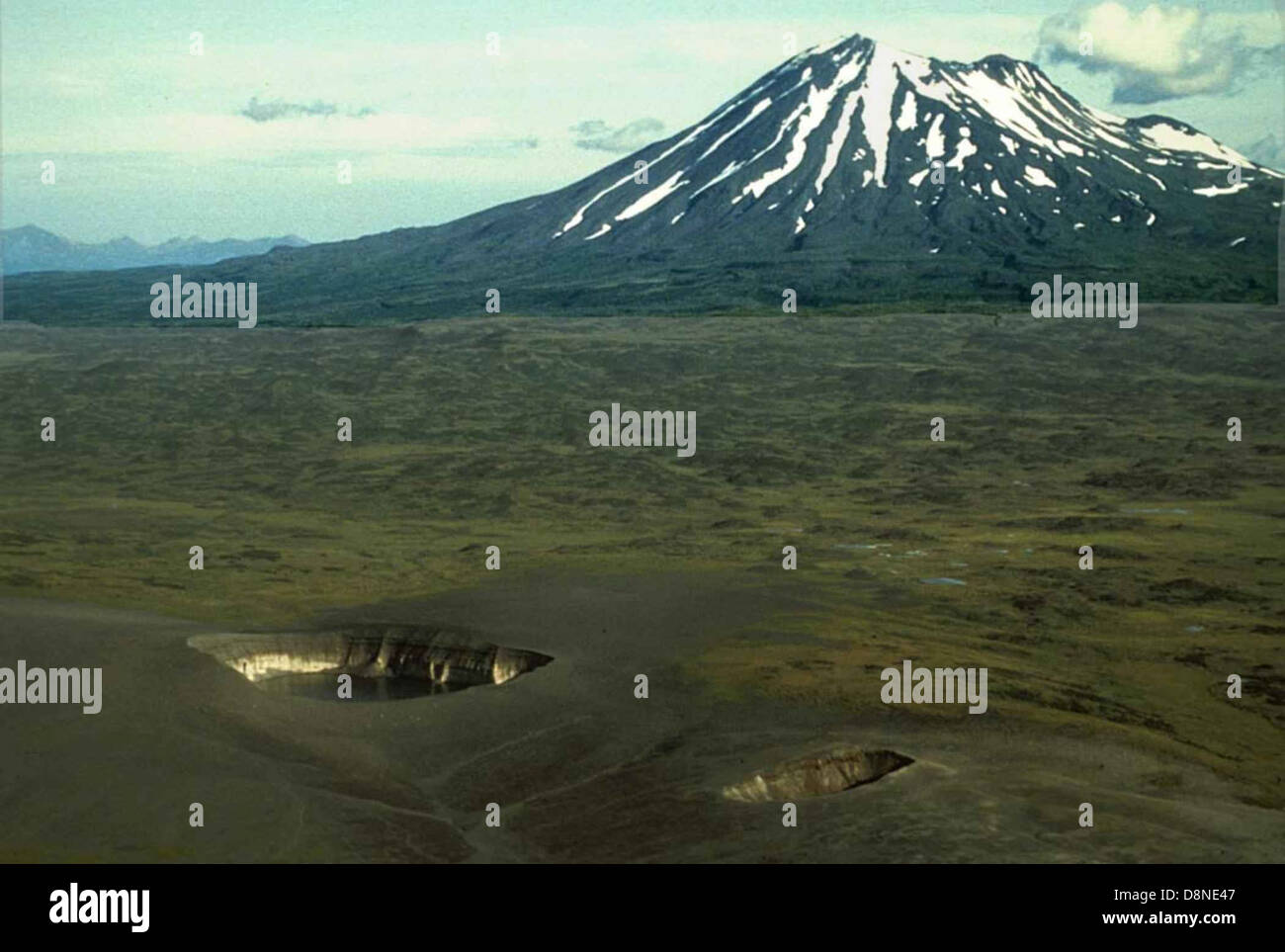 Mountain Peulik, situé en Alaska, est un volcan actif connu pour son ...