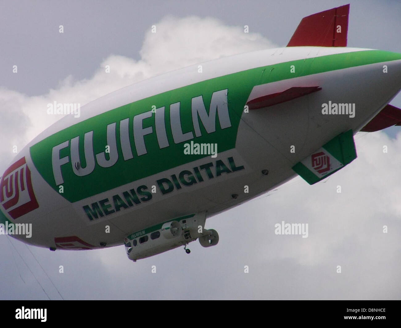 Un dirigeable Zeppelin planant dans le ciel. L'image met en valeur la ...