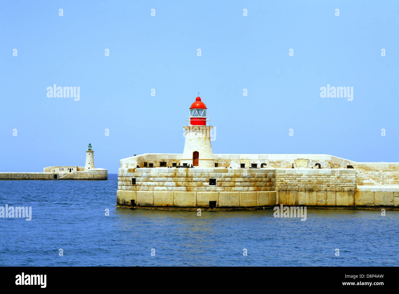 Port de plaisance ou entrée du port avec bâbord et tribord Banque de ...