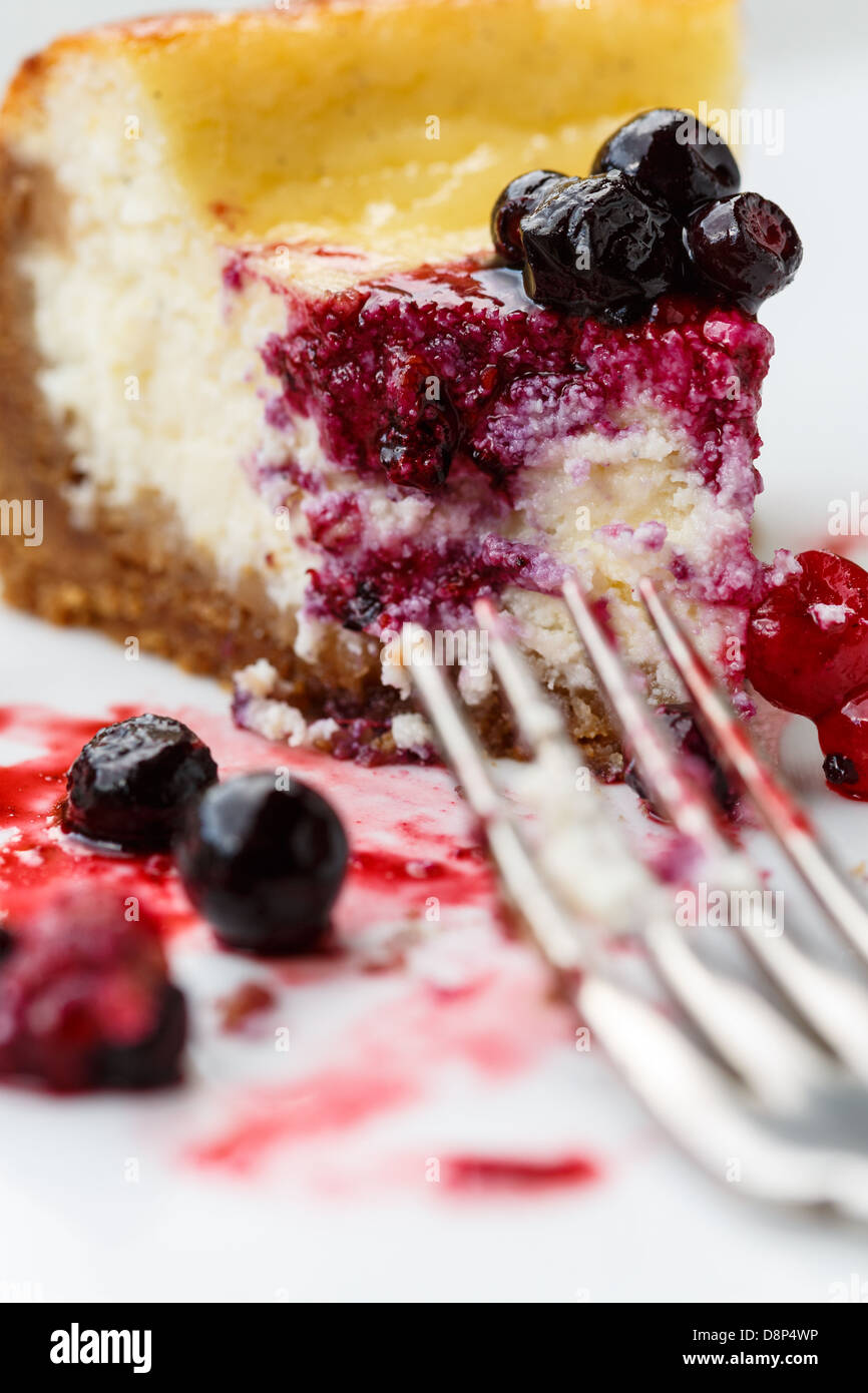 Tranche de gâteau au fromage avec fruits des topping Photo Stock - Alamy