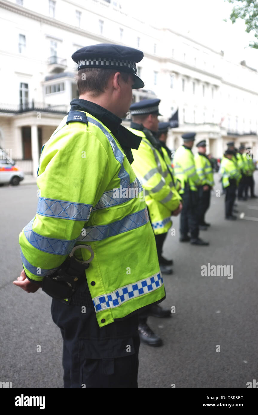 Veste jaune police uk Banque de photographies et d’images à haute ...