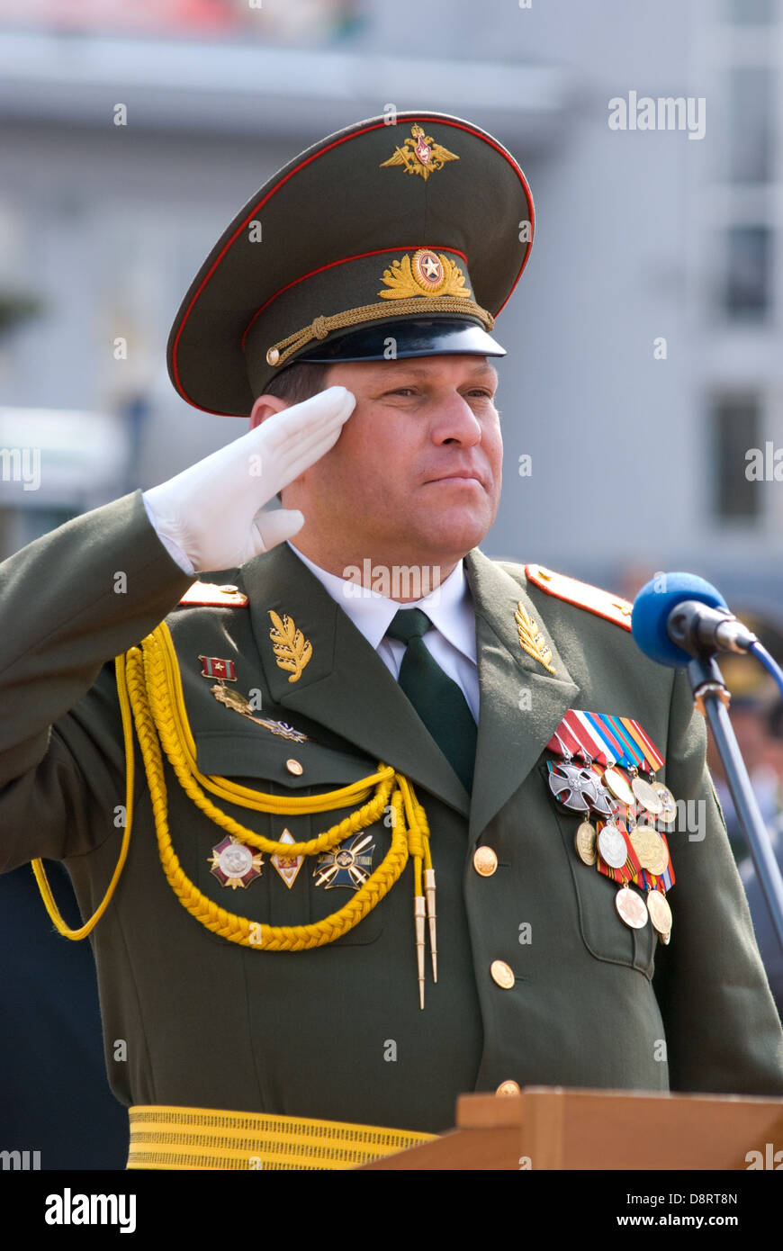 Commandant de salut militaire Banque de photographies et d’images à ...