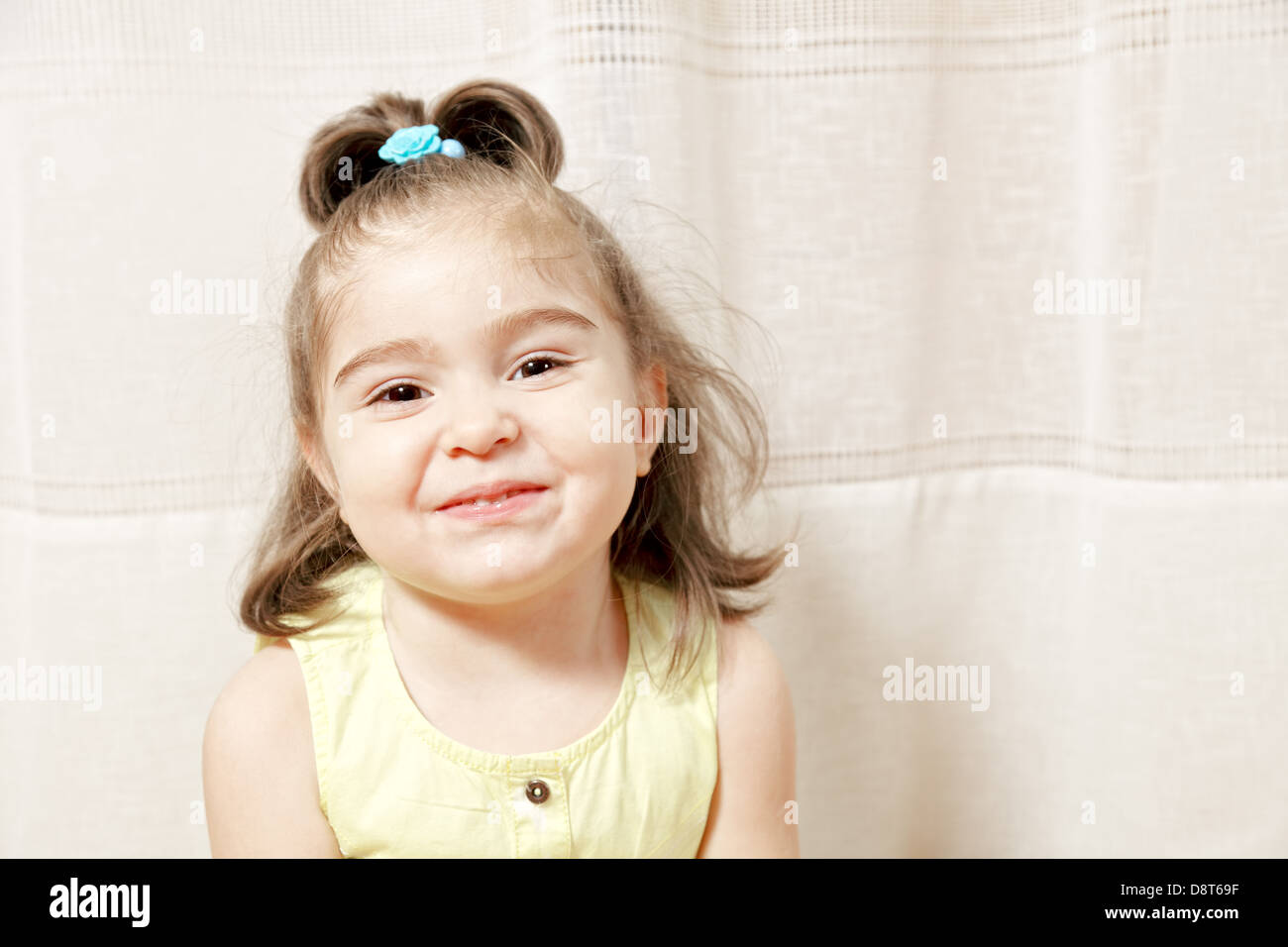 Fille en robe jaune Banque de photographies et d’images à haute ...