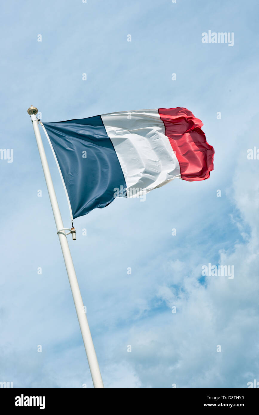 Le drapeau tricolore au sommet d'un mât Photo Stock - Alamy
