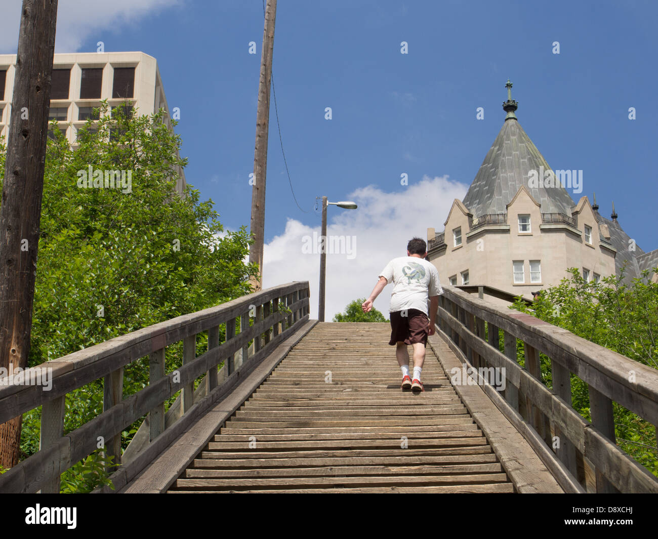 L'homme de monter un escalier en bois pour l'exercice Photo Stock - Alamy