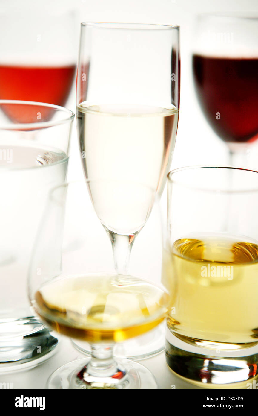 Différents types de boissons dans des verres différents Photo Stock - Alamy
