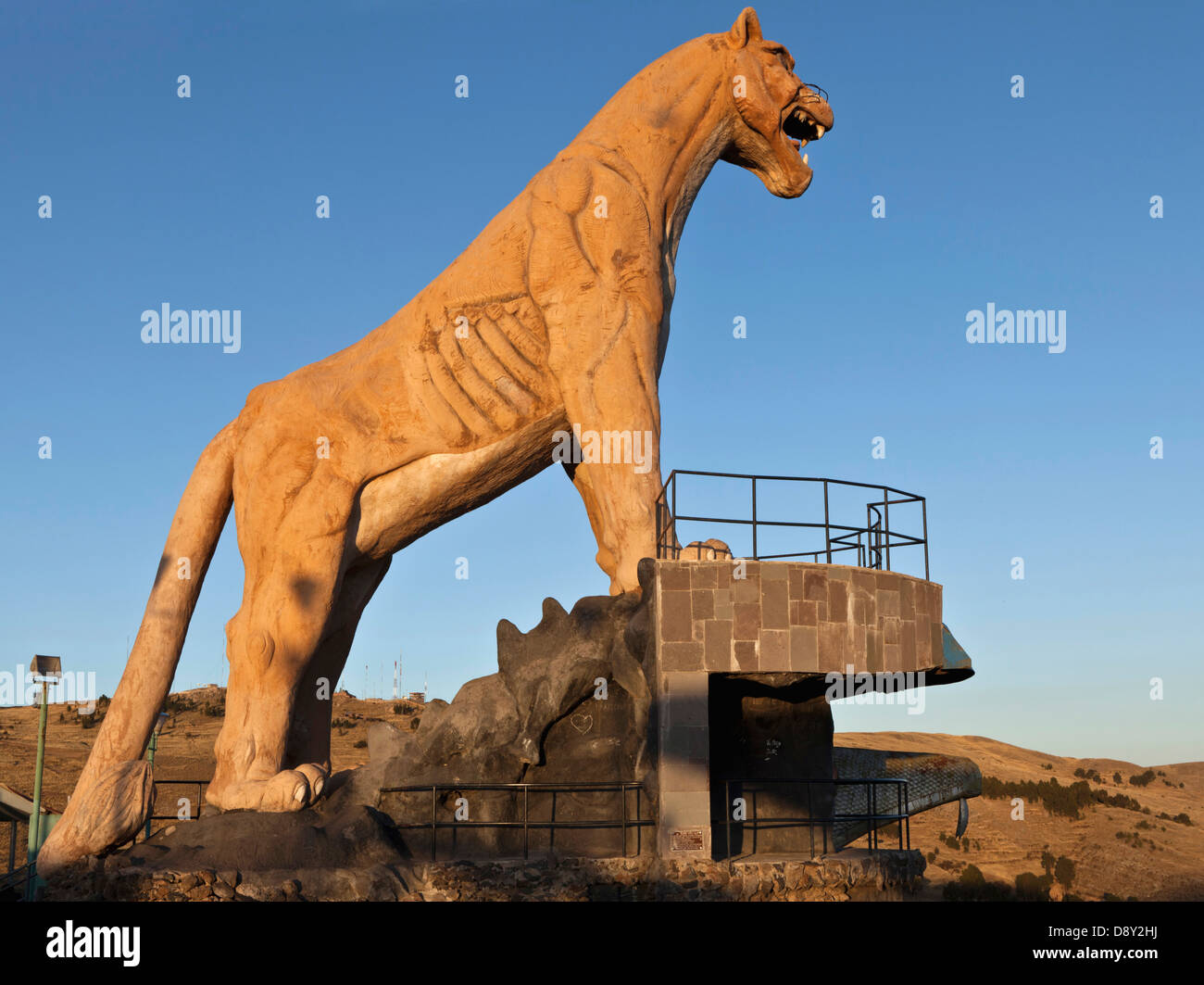 Statue de pierre d'un Puma qui donne sur la ville et le lac Titicaca ...