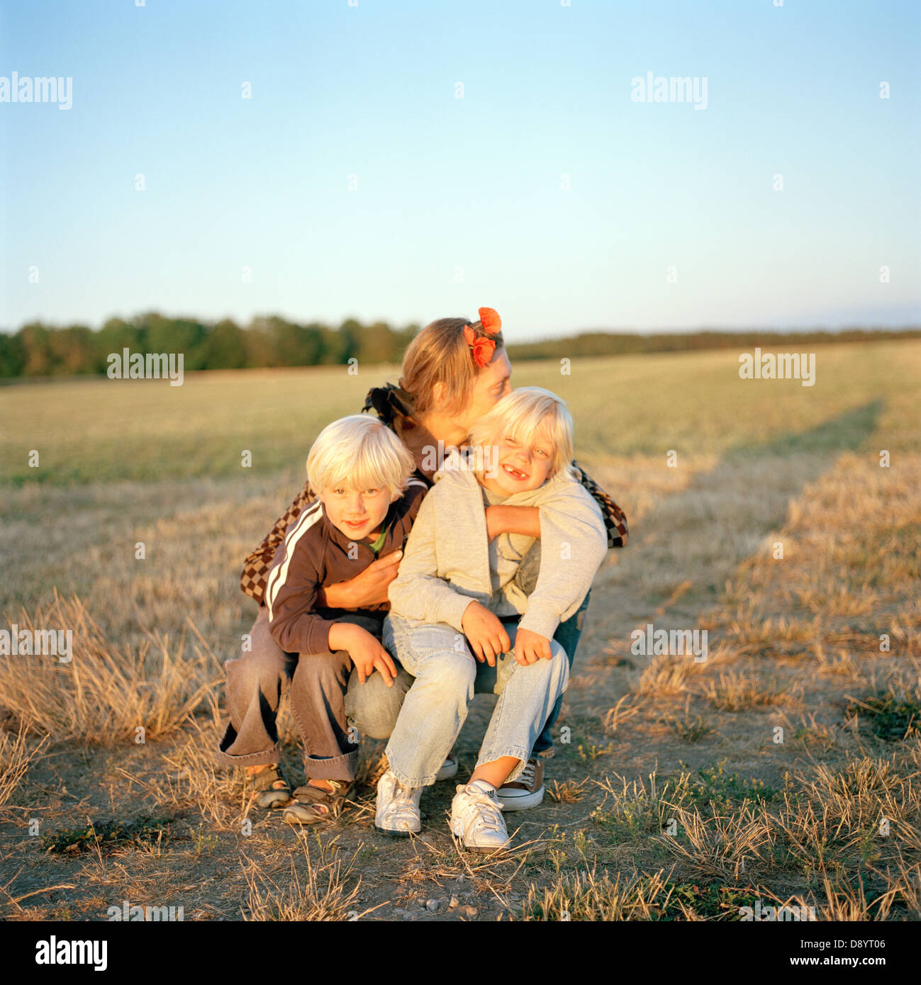 Mère avec deux fils proximité Banque de photographies et d’images à ...