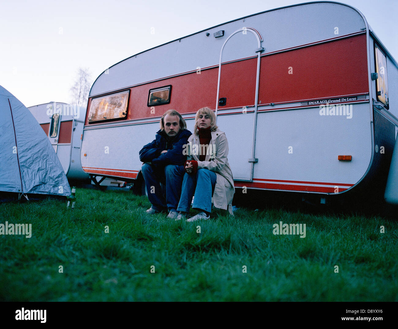 Un couple devant une caravane Banque de photographies et d’images à ...