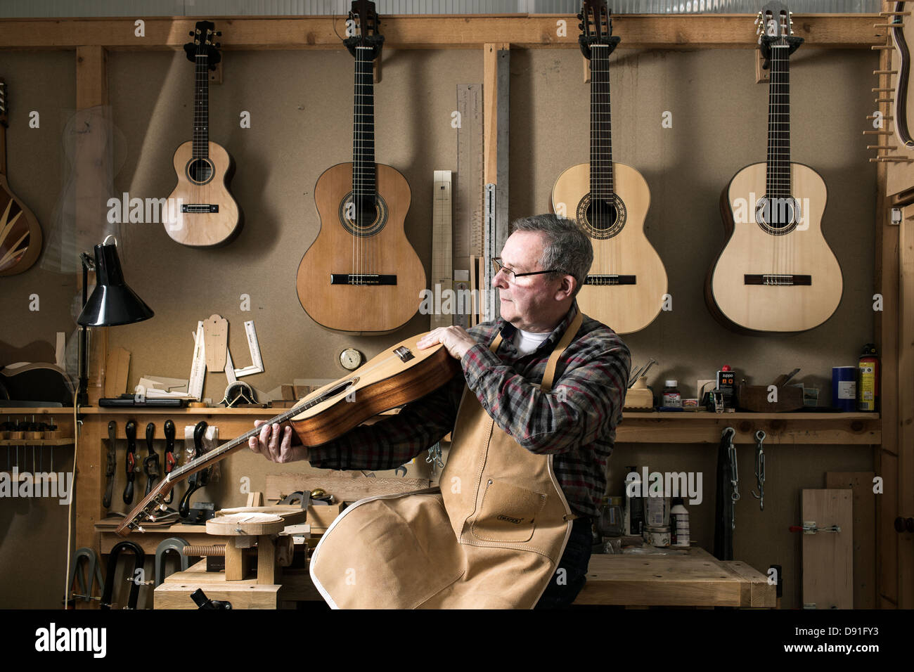 Luthier Dans Son Atelier Banque d'image et photos - Alamy